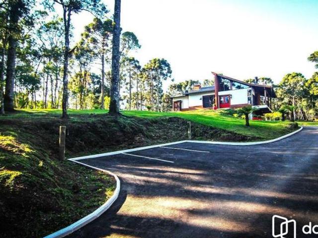 Casa Alto Padrão localizada a 5 quilômetros do centro de Canela, em meio a natur