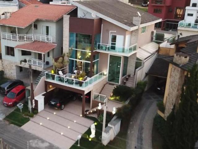 Casa alto padrão para venda com 3 suítes no Condomínio Aruã em Mogi das Cruzes