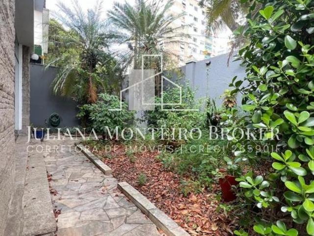 Casa Alto Padrão para Venda em Santos / SP no bairro Boqueirão