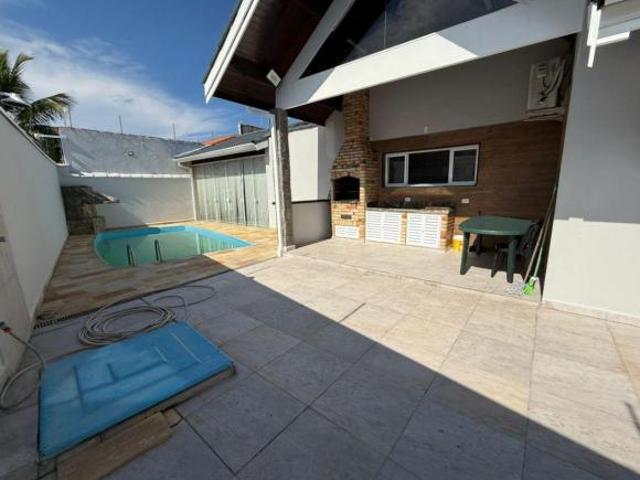 Casa Alto Padrão para Venda, Peruíbe / SP. Possui 03 dormitórios e piscina