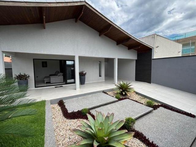 Casa Alto Padrão para Venda, Peruíbe / SP. Possui 04 dormitórios e piscina