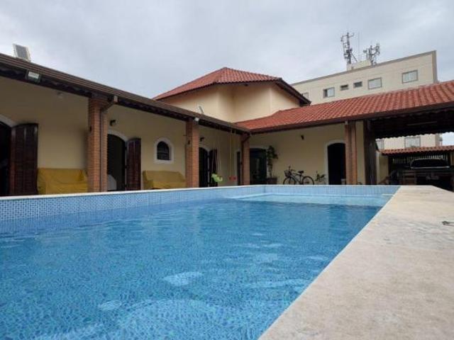 Casa Alto Padrão para Venda, Peruíbe/SP. Possui 05 dormitórios e piscina