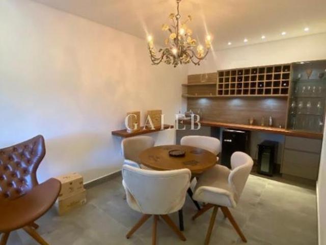 CASA ALTO PADRÃO, PORTEIRA FECHADA, PISCINA COM BORDA INFINITA, QUARTO PARA EMPREGADOS, ADEGA