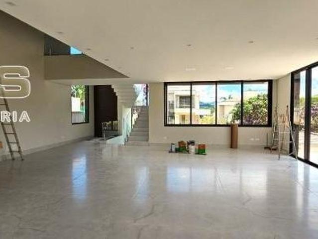 Casa Alto Padrão, pronta para morar, no Condomínio Figueira Garden em Atibaia, à poucos metros do la