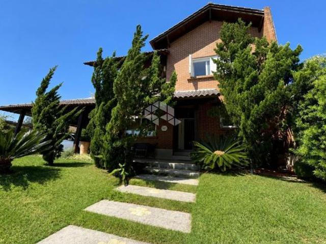 Casa alto padrão 3 dormitórios, sendo 1 suíte com closet, localizada no Jardim Europa, em Santa Cruz