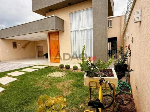 CASA ALTO PADRÃO 3 SUÍTES SENADOR CANEDO Casa de Rua com 3 Quarto s por R$ 750000.00 no setor R
