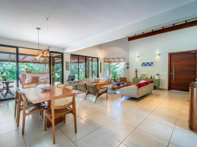 Casa Alto Padrão 450m² | Lote 1.500m² | 5 Quartos | Piscina Aquecida | Energia Fotovoltaica