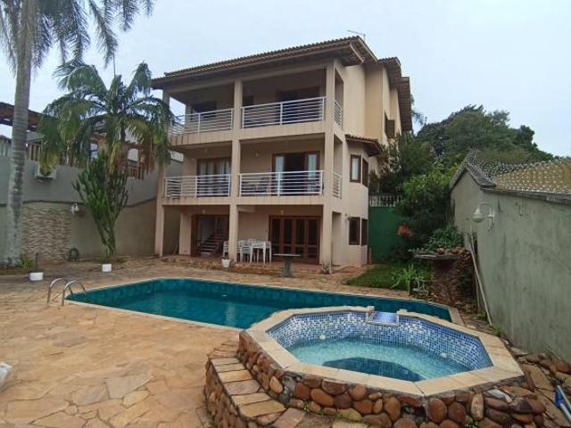 Casa Alto Padrão 4 dormitórios com 2 suítes e varanda, ao lado do Parque Cemucam