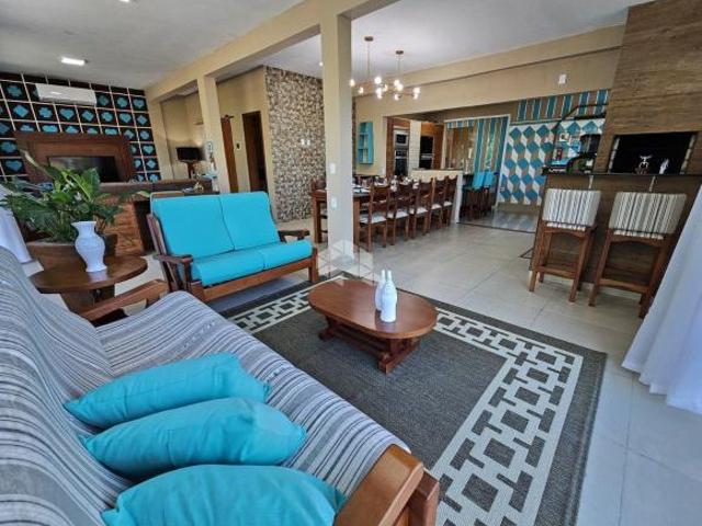 Casa alto padrão, 5 suítes, 8 banheiros, escritório, 5 garagens, piscina, deck, sala de estar, vara