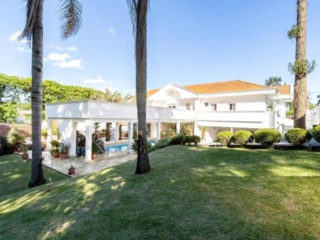 Casa alto padrão | 5 quartos | 2 suítes | 8 vagas no Batel