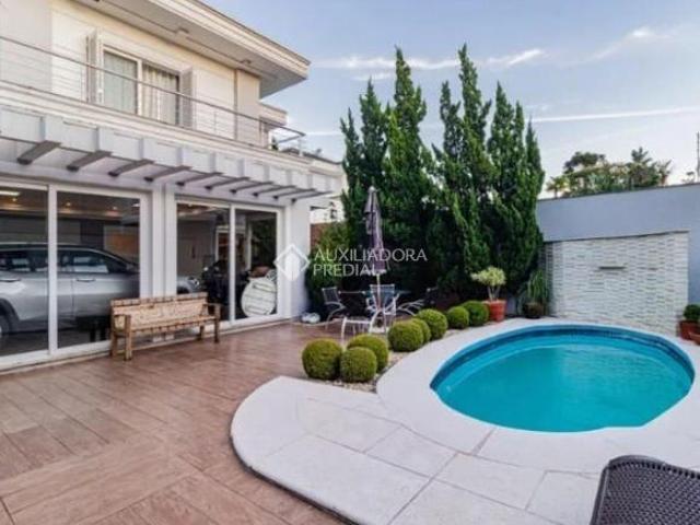 Casa alto padrãode 3 Quartos suites à venda, pátio e piscina no bairro Jardim do Lago em Canoas