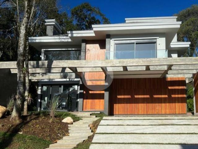 Casa Alto Padrão com 3 Suítes em Gramado
