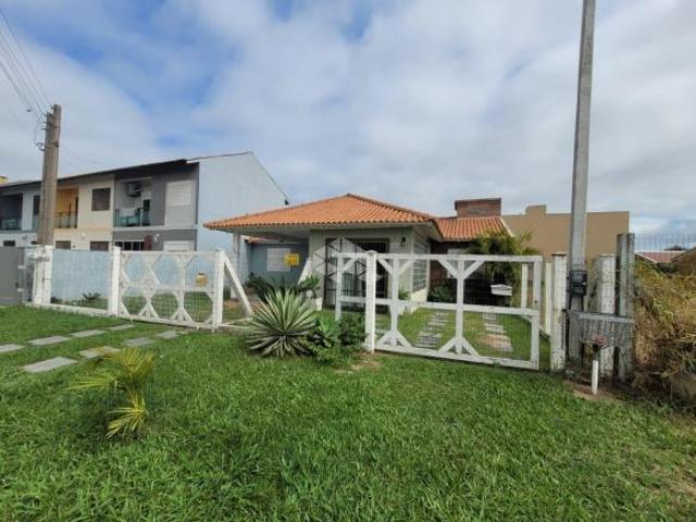 Casa alvenaria 4 dormitórios, semimobiliada, muito bem localizada para venda em Imbé/RS