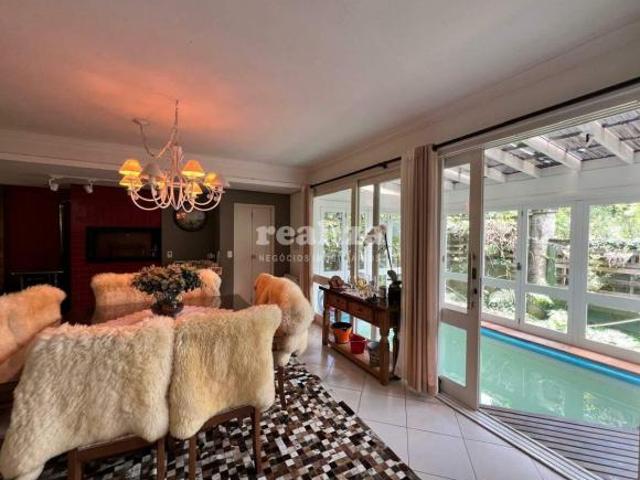 CASA AMPA COM 4 DORMITÓRIOS EM GRAMADO