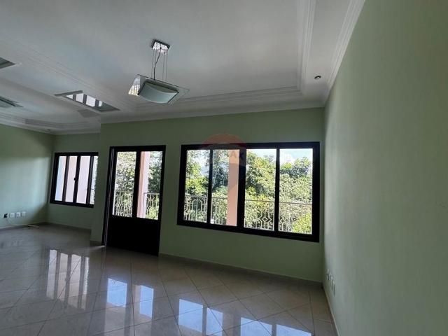 Casa ampla no condomínio Aruã