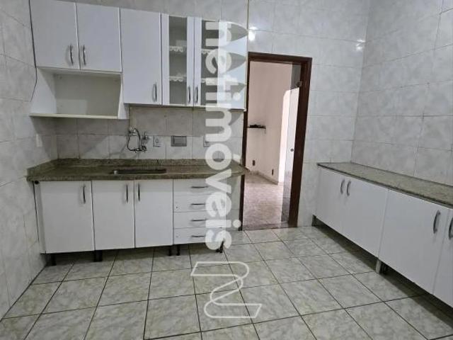 Casa Ampla no Frimisa com 4 Dormitórios, Terraço e Duas Garagens Independentes