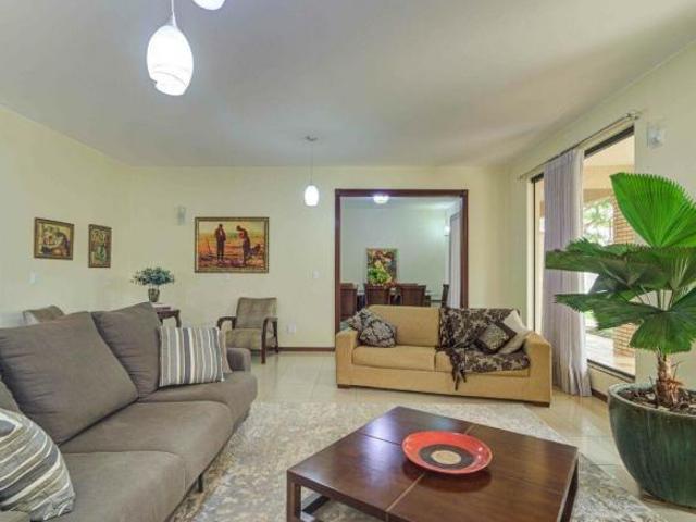 Casa ampla no Jardim Botânico com lazer