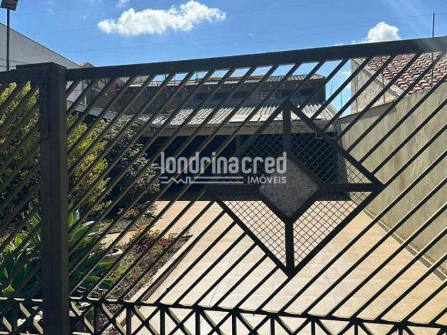 Casa ampla no Jardim das Palmeiras, zona norte de Londrina, com 3 quartos, 3 banheiros, churrasqueir