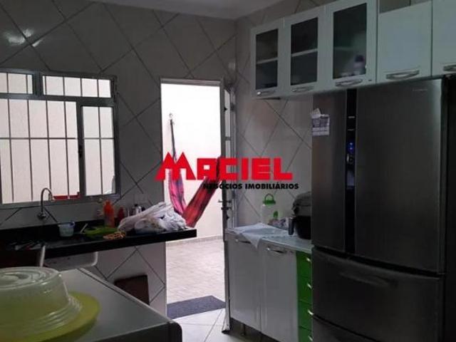 Casa ampla no Jardim Santa Inês 1, com 3 dormitórios, ótima localização