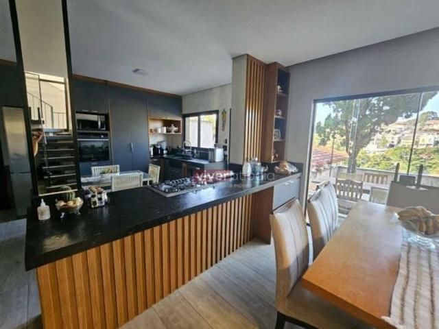 Casa ampla à venda, 5 dormitórios, móveis planejados, com poço artesiano, piscina e vista para a Pe