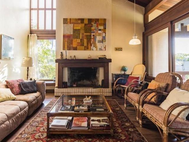 Casa ampla à venda no Condomínio Jardim do Sol 4 dormitórios, pátio arborizado e qualidade de vida