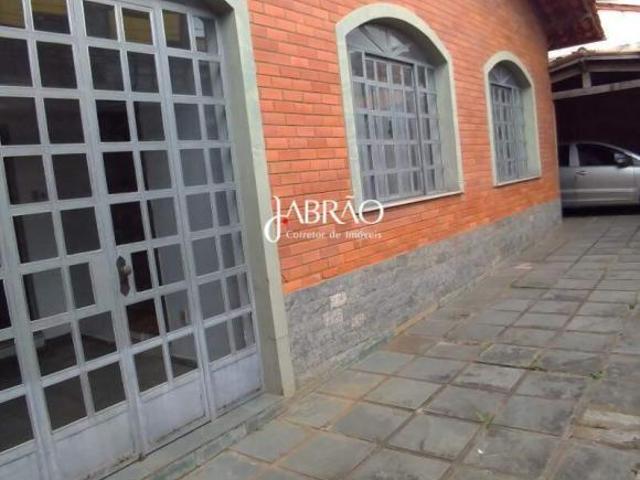 Casa Ampla à Venda na Av. Bias Fortes – Centro de Barbacena, Ideal para Moradia ou Comércio