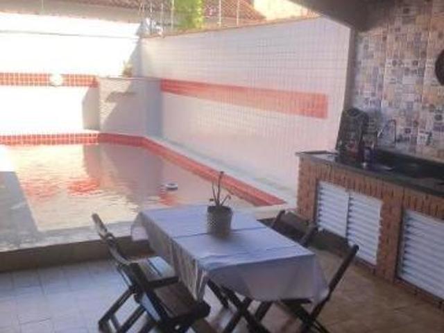 Casa ampla, arejada, localizada em rua residencial próxima a praia, no Jardim Grandesp