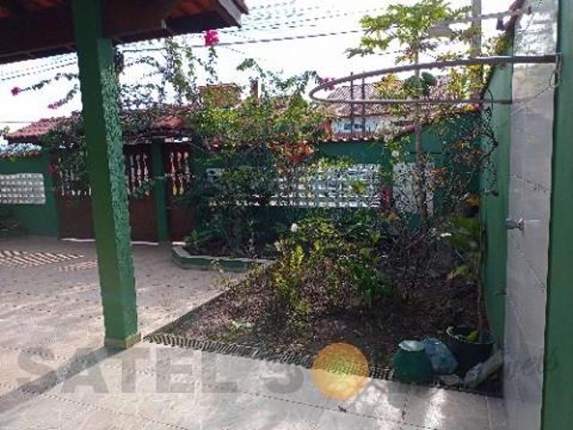 Casa ampla, arejada, localizada em rua tranquila, próximo a praia, no Jardim Grandesp