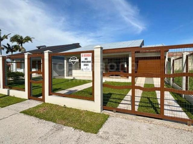 Casa ampla com 4 dormitórios a 250 metros da praia em Arroio do Sal