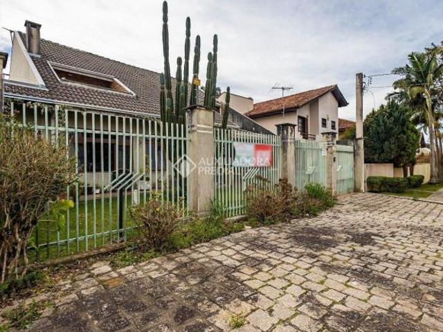 Casa ampla com 4 dormitórios em Santa Felicidade