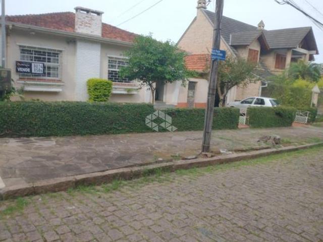 Casa ampla com 4 dormitórios, sala, cozinha, três banheiros. Jardim Lindóia Porto Alegre RS