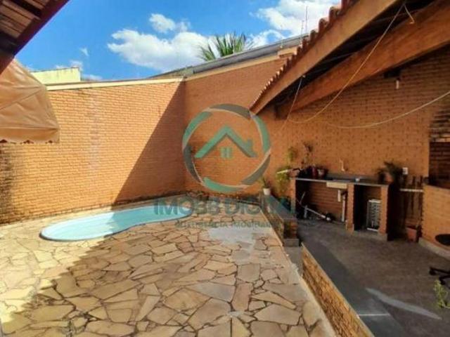 Casa ampla com 4 Dormitorios sendo uma Suite