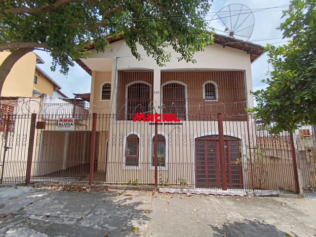 Casa Ampla com 4 Dormitórios, 2 Suítes e Área com Churrasqueira