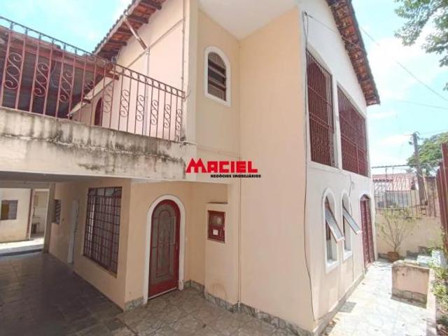 Casa Ampla com 4 Dormitórios, 2 Suítes e Área com Churrasqueira