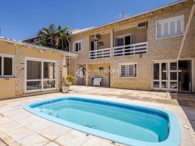 Casa ampla com 4 quartos, 3 suítes, piscina e área gourmet na melhor localização de Canoas