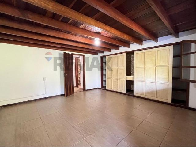 Casa ampla com 4 quartos e 10 vagas para locação na região central de Penedo/RJ