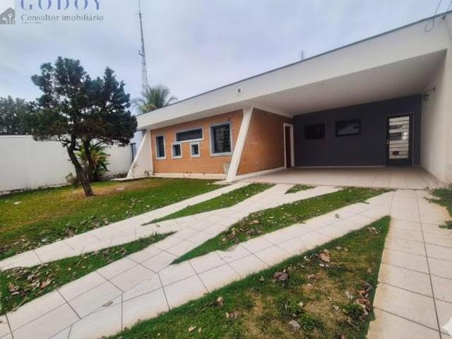 Casa ampla com 4 quartos, suíte, rancho e garagem em ótima localização