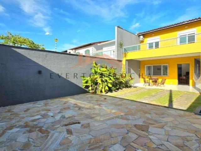 Casa ampla com 5 dormitórios à duas quadras da praia em Juquehy