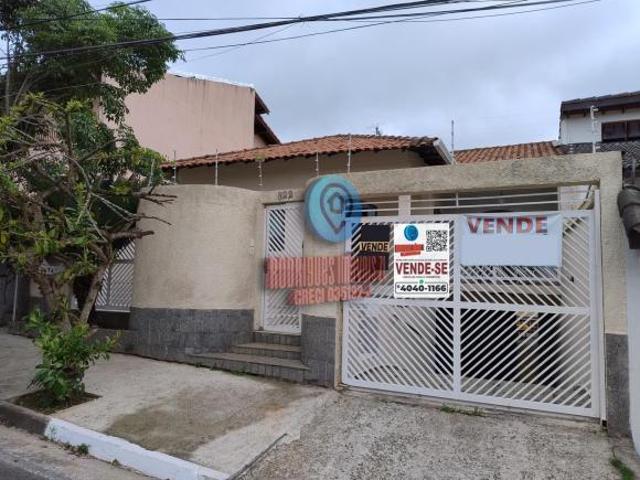 Casa Ampla com 5 Dormitórios, Espaço Gourmet Completo e Suíte com Jacuzzi – J.