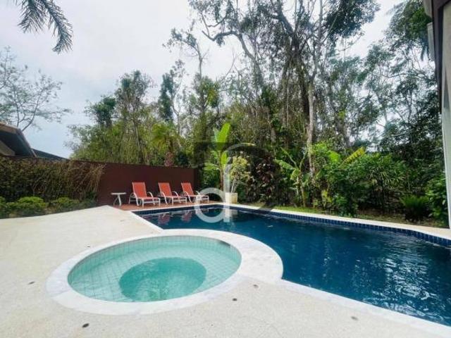 Casa Ampla com 6 Suítes e Lazer Completo Integrado à Natureza