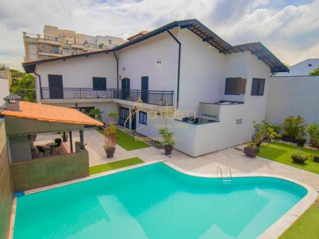 Casa Ampla com 6 Suítes, Jardim e Piscina no Jardim Leonor