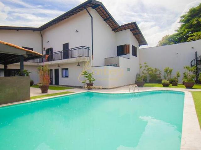 Casa Ampla com 6 Suítes, Jardim e Piscina no Jardim Leonor