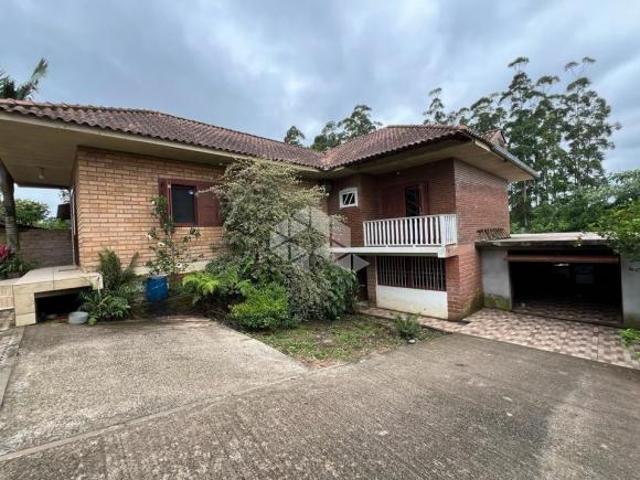 Casa ampla, com 03 dormitórios