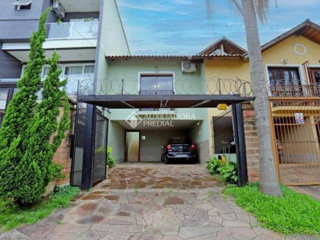 Casa ampla com 03 Dormitórios 03 vagas de garagem e sótão