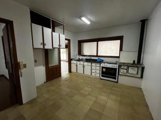 Casa ampla com 03 dormitórios e pátio fechado