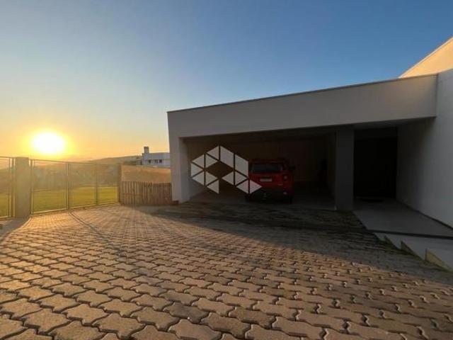 Casa ampla com 03 dormitórios e piscina, com pequeno e charmoso comércio em anexo