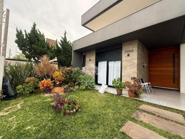Casa ampla com 04 quartos/dormitórios, living estendido,cozinha Americana equip