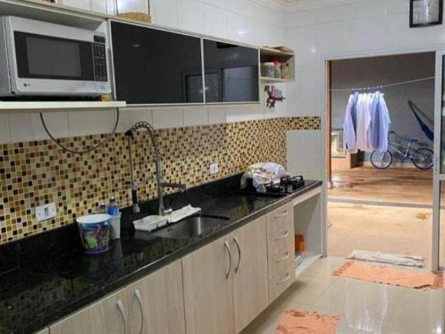 Casa ampla com 221m², suíte, área gourmet e garagem para 2 carros – Jd. Cerejeiras