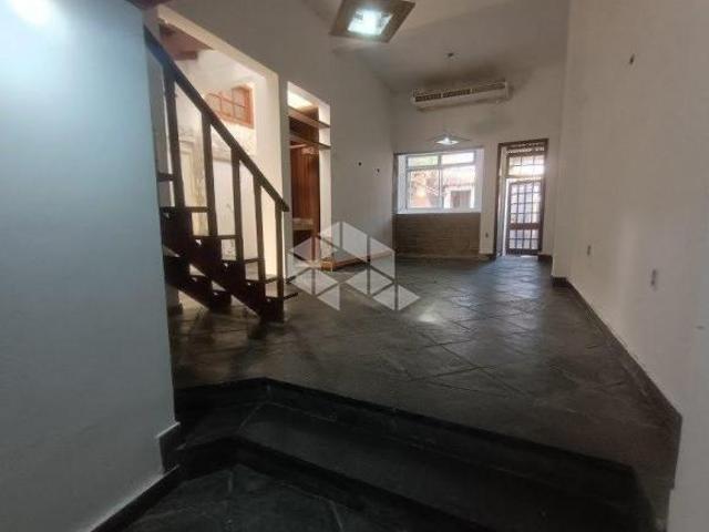 Casa ampla com 240m2 versátil para moradia ou comércio