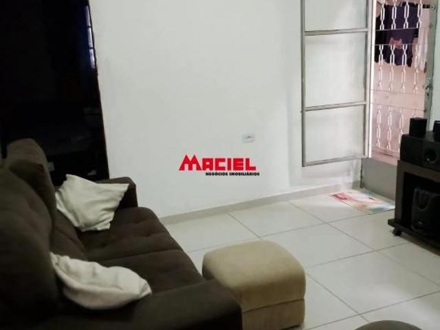 Casa ampla com 2 dormitórios no Residencial Galo Branco